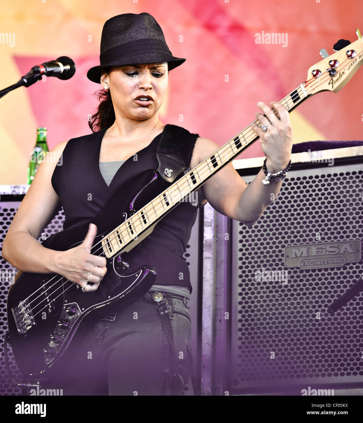 Jeff Beck playing with Jason Rebello on keyboards, Rhonda Smith on bass ...