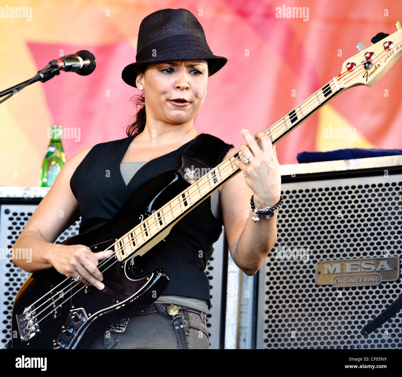 Jeff Beck playing with Jason Rebello on keyboards, Rhonda Smith on bass ...