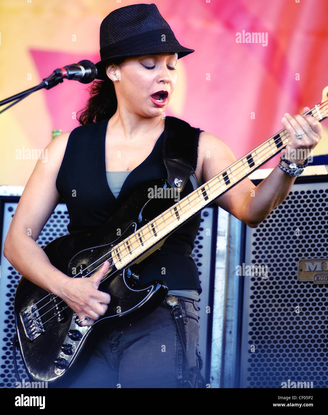 Jeff Beck playing with Jason Rebello on keyboards, Rhonda Smith on bass ...