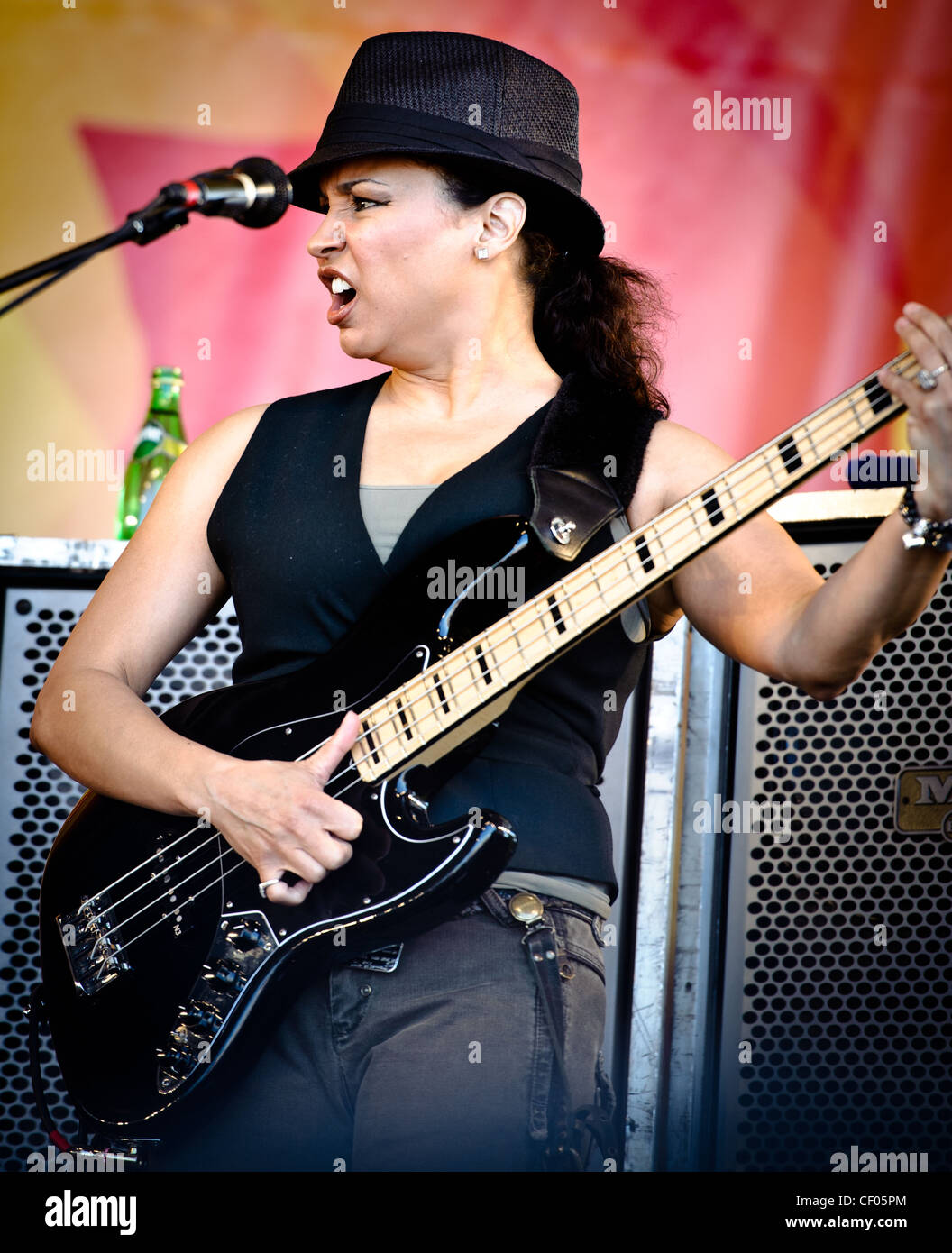 Jeff Beck playing with Jason Rebello on keyboards, Rhonda Smith on bass ...