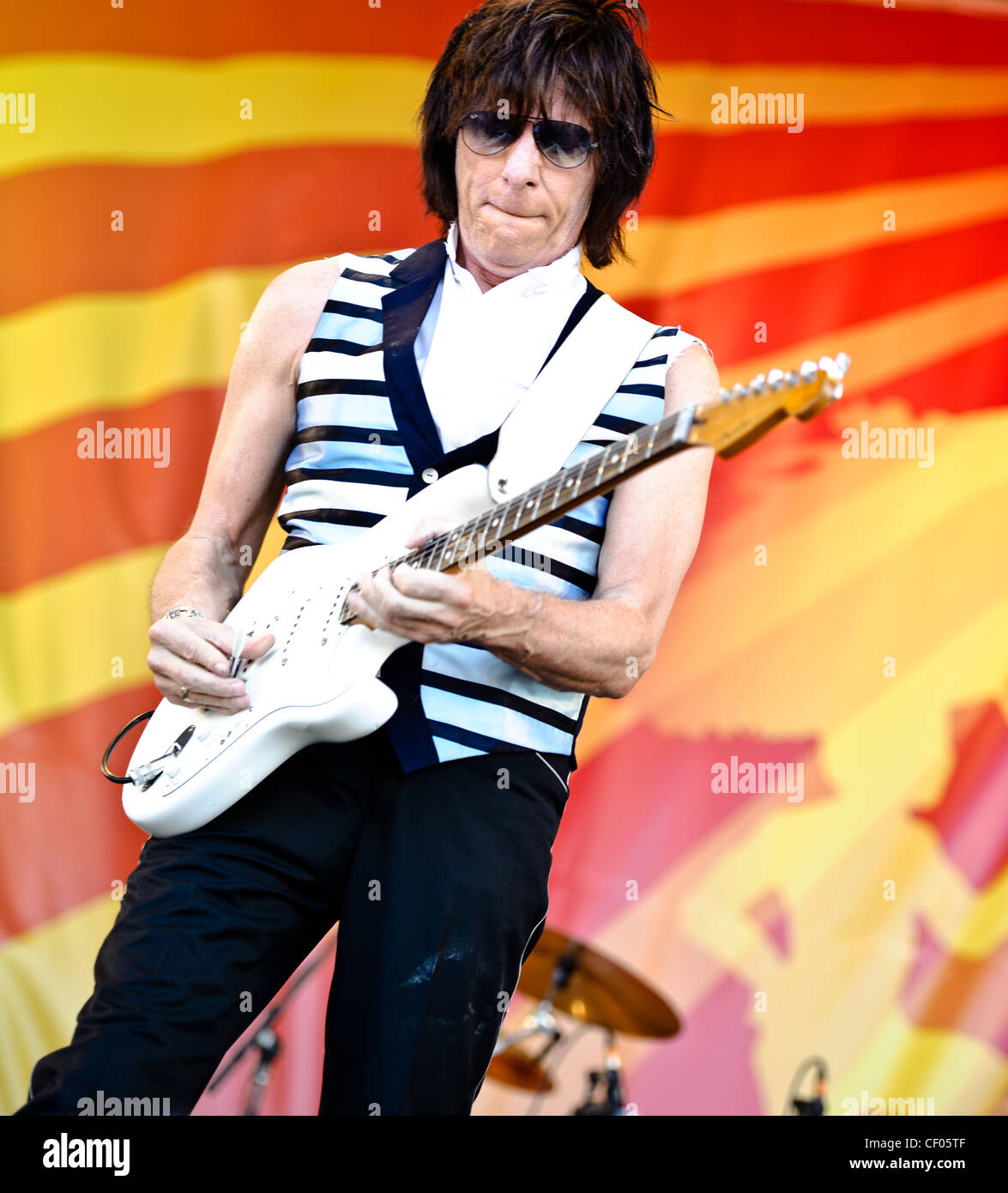 Jeff Beck playing with Jason Rebello on keyboards, Rhonda Smith on bass ...