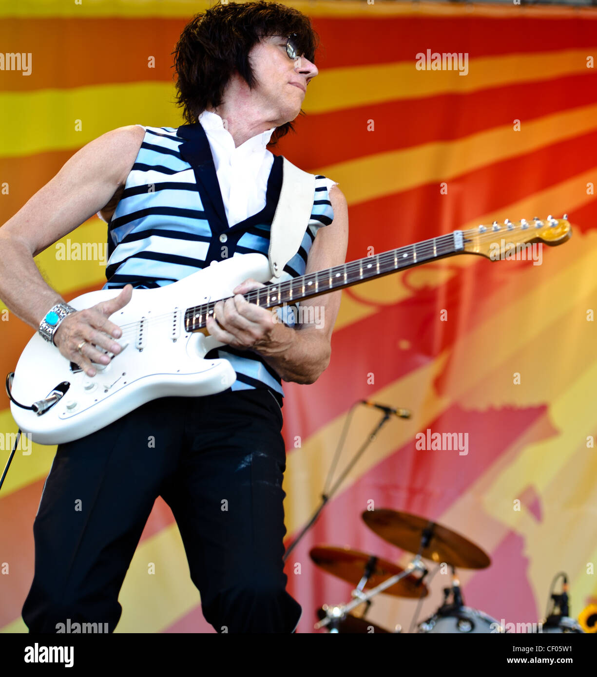 Jeff Beck playing with Jason Rebello on keyboards, Rhonda Smith on bass ...
