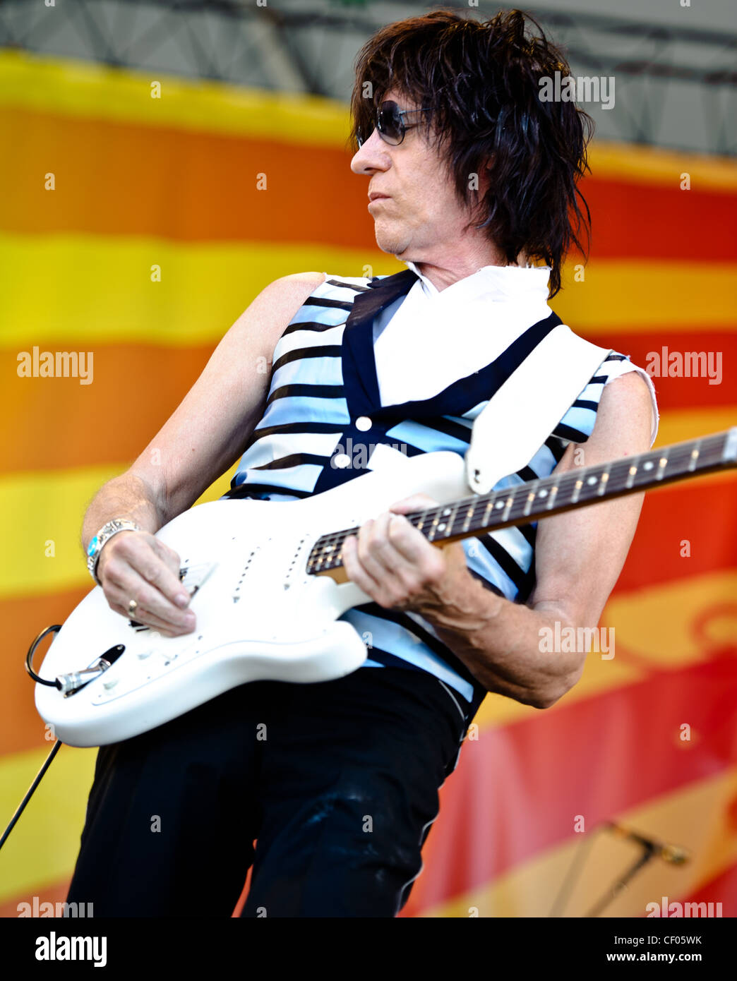 Jeff Beck playing with Jason Rebello on keyboards, Rhonda Smith on bass ...