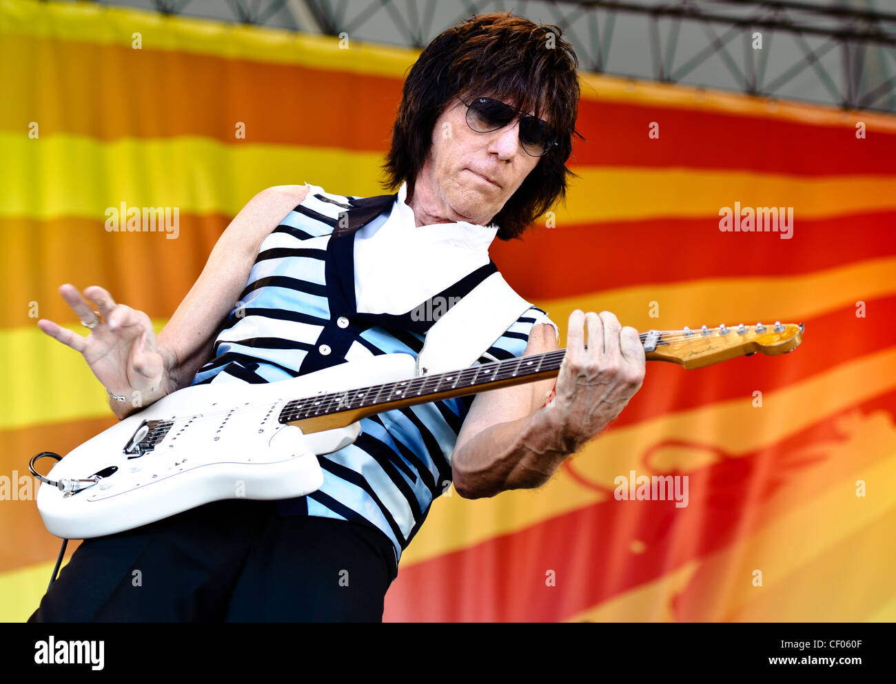 Jeff Beck playing with Jason Rebello on keyboards, Rhonda Smith on bass ...