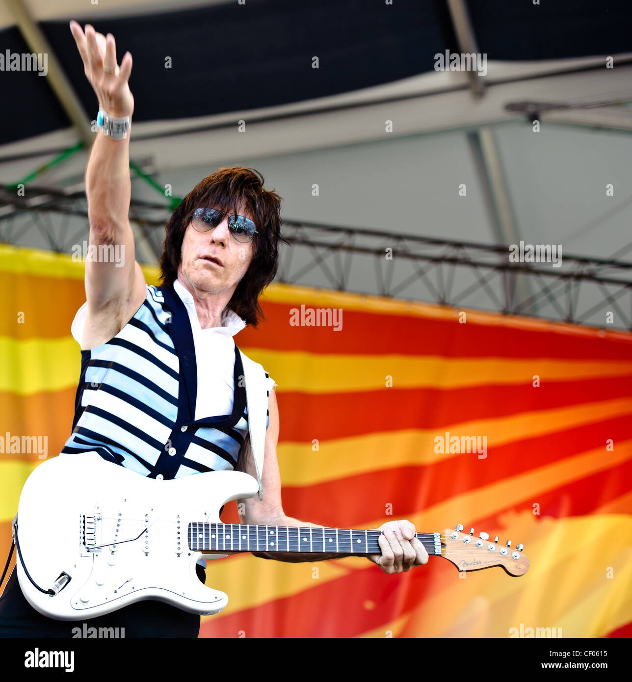 Jeff Beck playing with Jason Rebello on keyboards, Rhonda Smith on bass ...