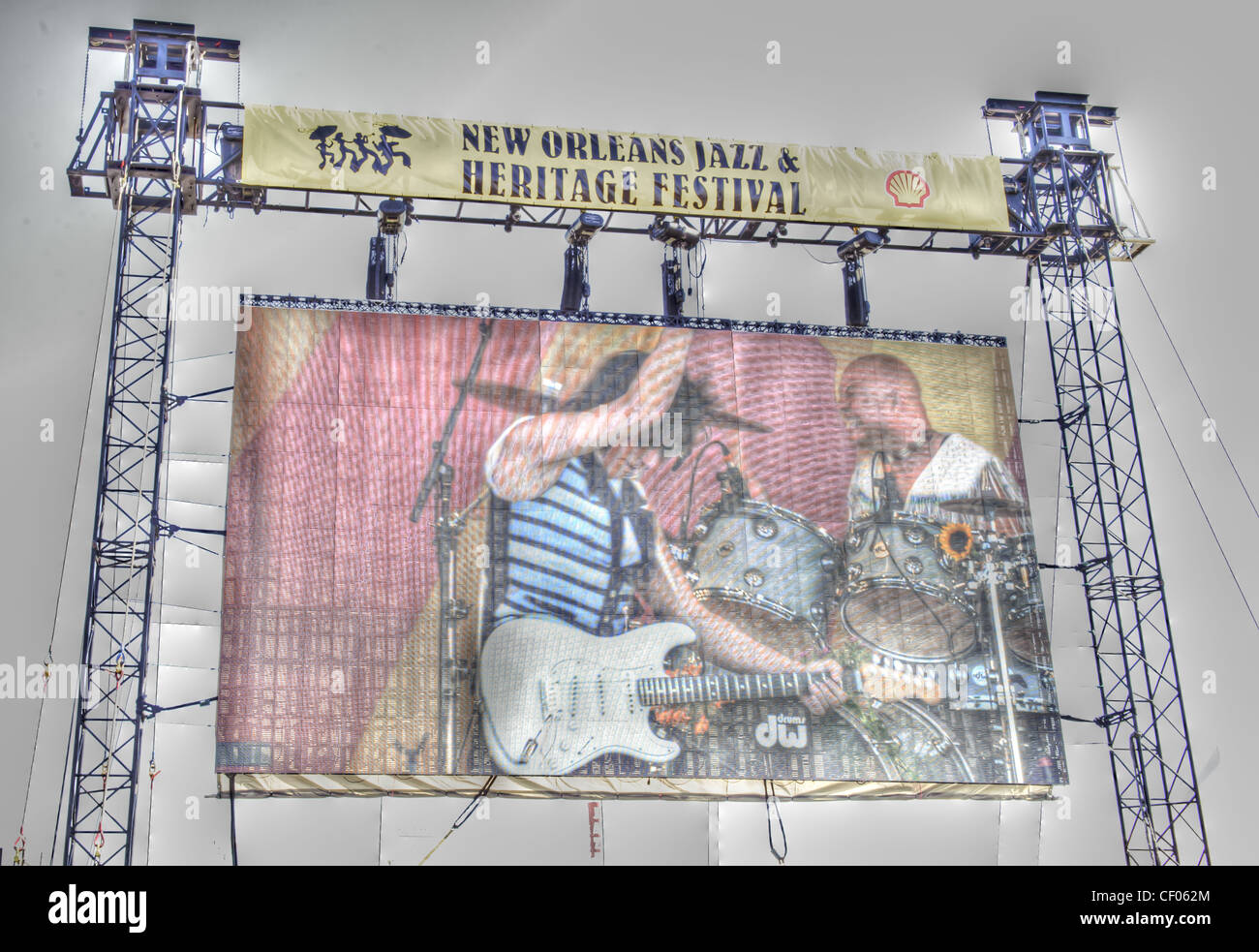 Jeff Beck playing with Jason Rebello on keyboards, Rhonda Smith on bass ...