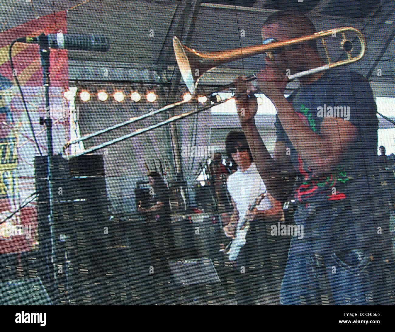 Jeff Beck playing with Jason Rebello on keyboards, Rhonda Smith on bass ...