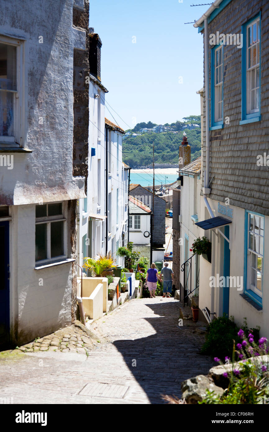 St Ives, Cornwall, England narrow streets leading towards beach front ...