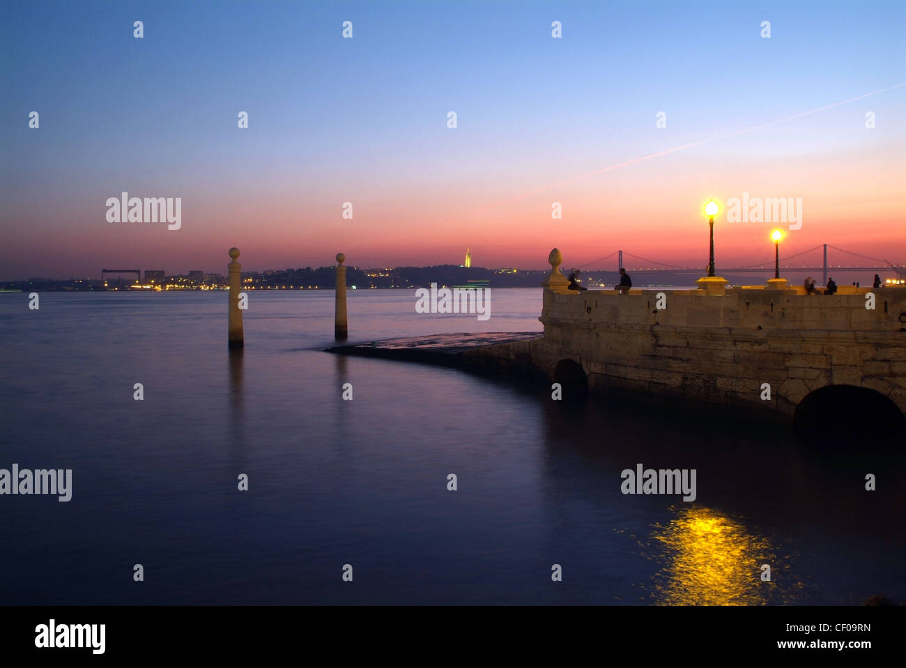 Twin columns hi-res stock photography and images - Alamy