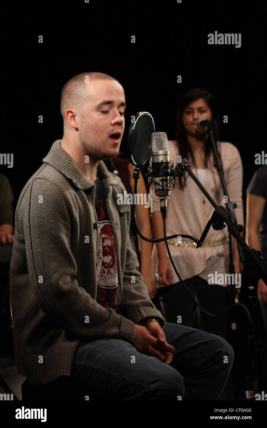 Singer, songwriter Maverick Sabre performs 'I need' for students at the ...