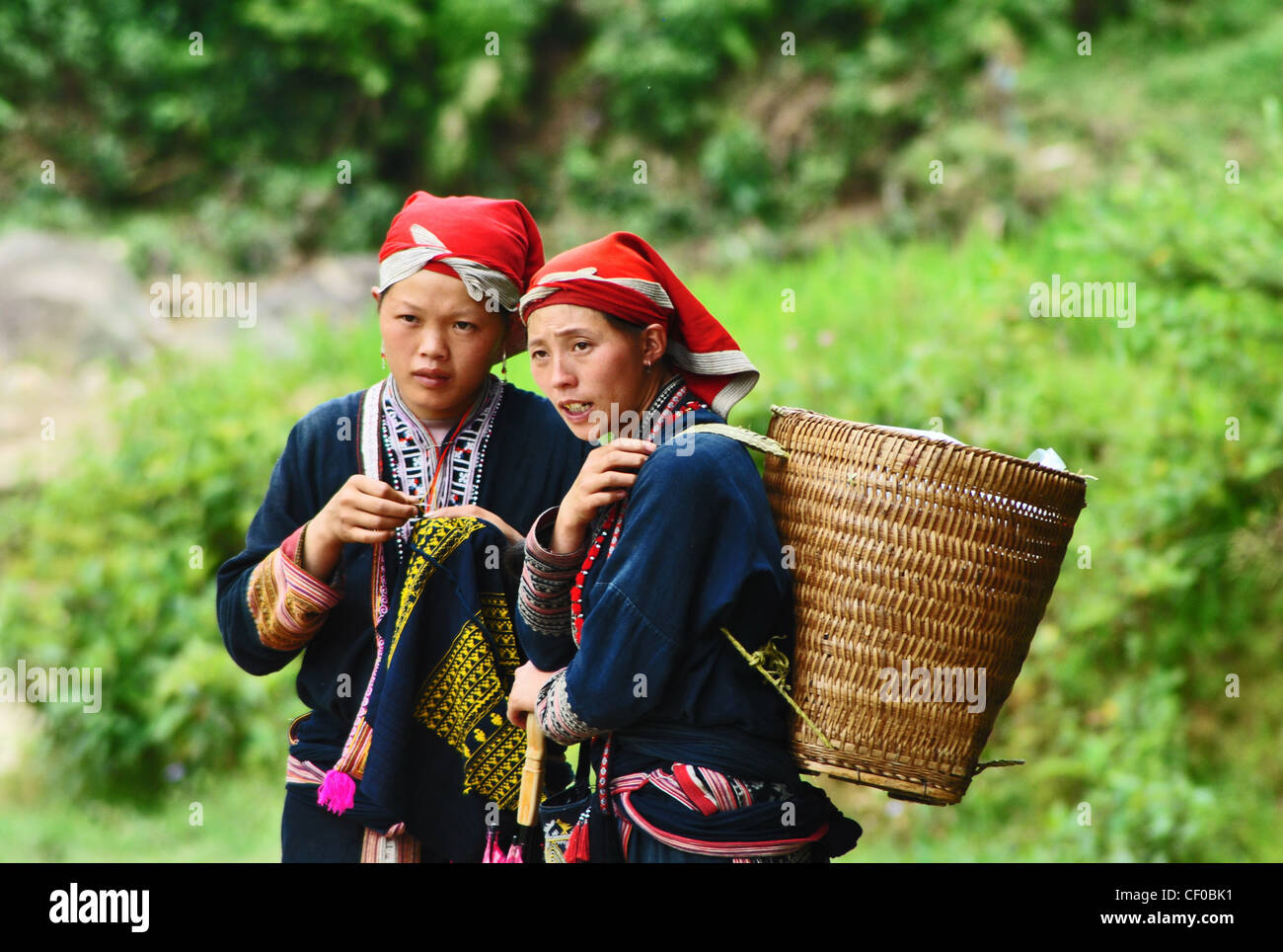 Ethnic red dao tribal women hi-res stock photography and images - Alamy