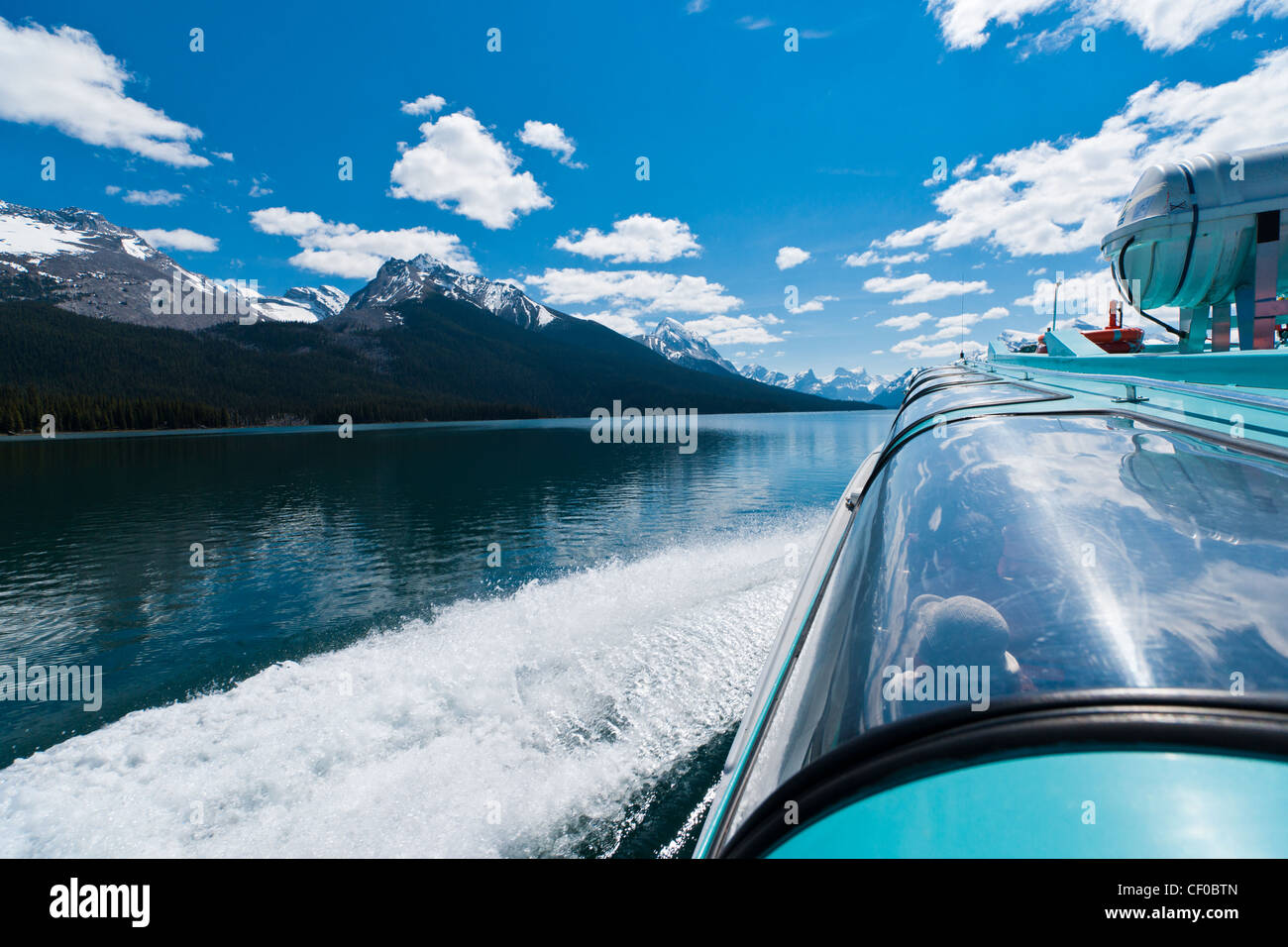 A tour boat speeds across Maligne Lake, Alberta, Canada Stock Photo - Alamy
