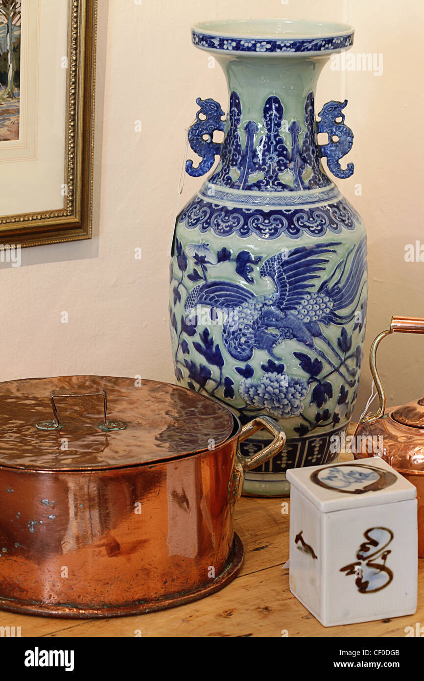 Chinese vase and copper pot Stock Photo - Alamy