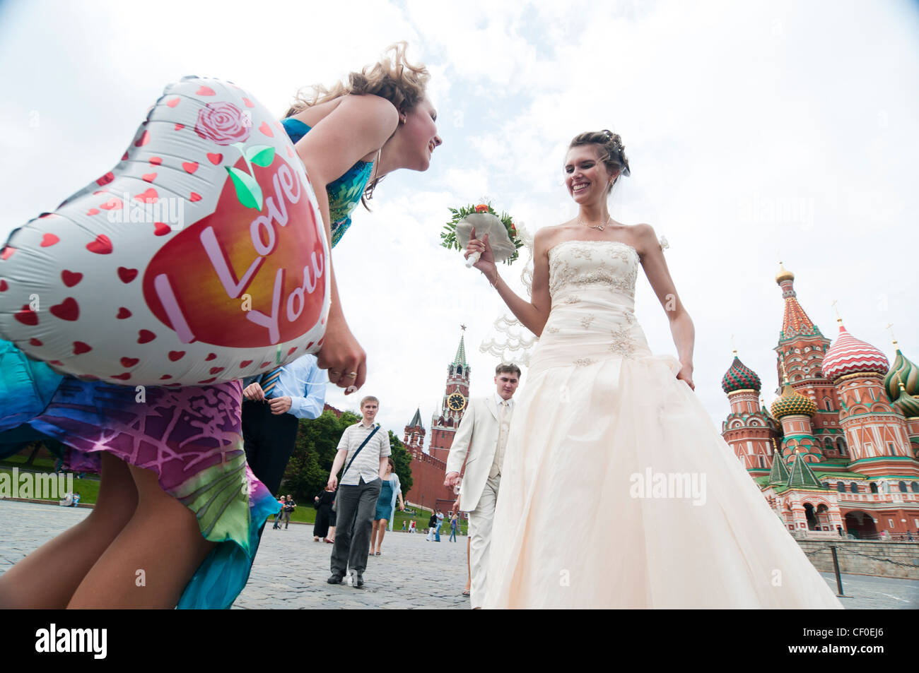 Bride and her friends at Red Square, Moscow Russia Stock Photo - Alamy