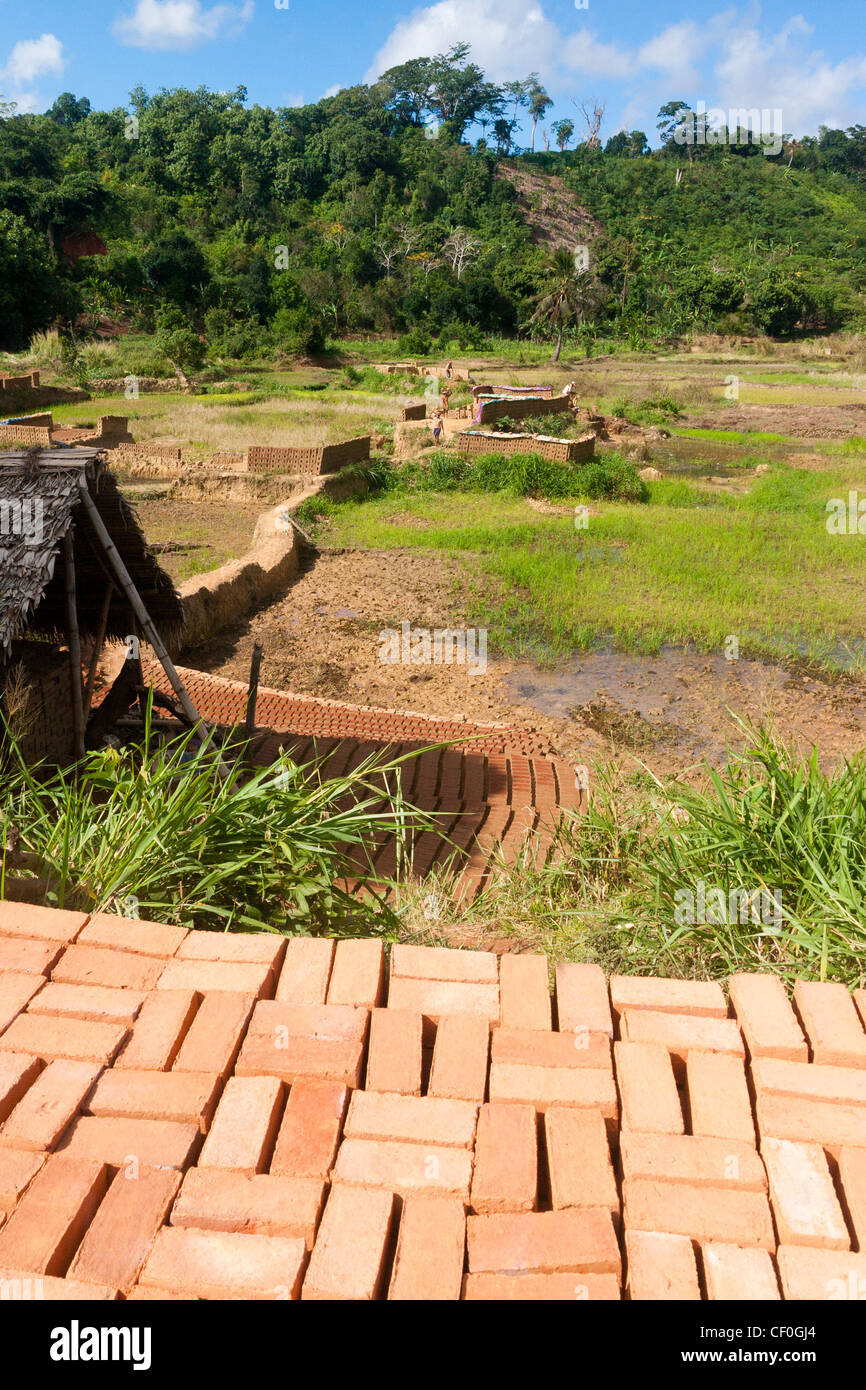 Madagascar girl bricks hi-res stock photography and images - Alamy