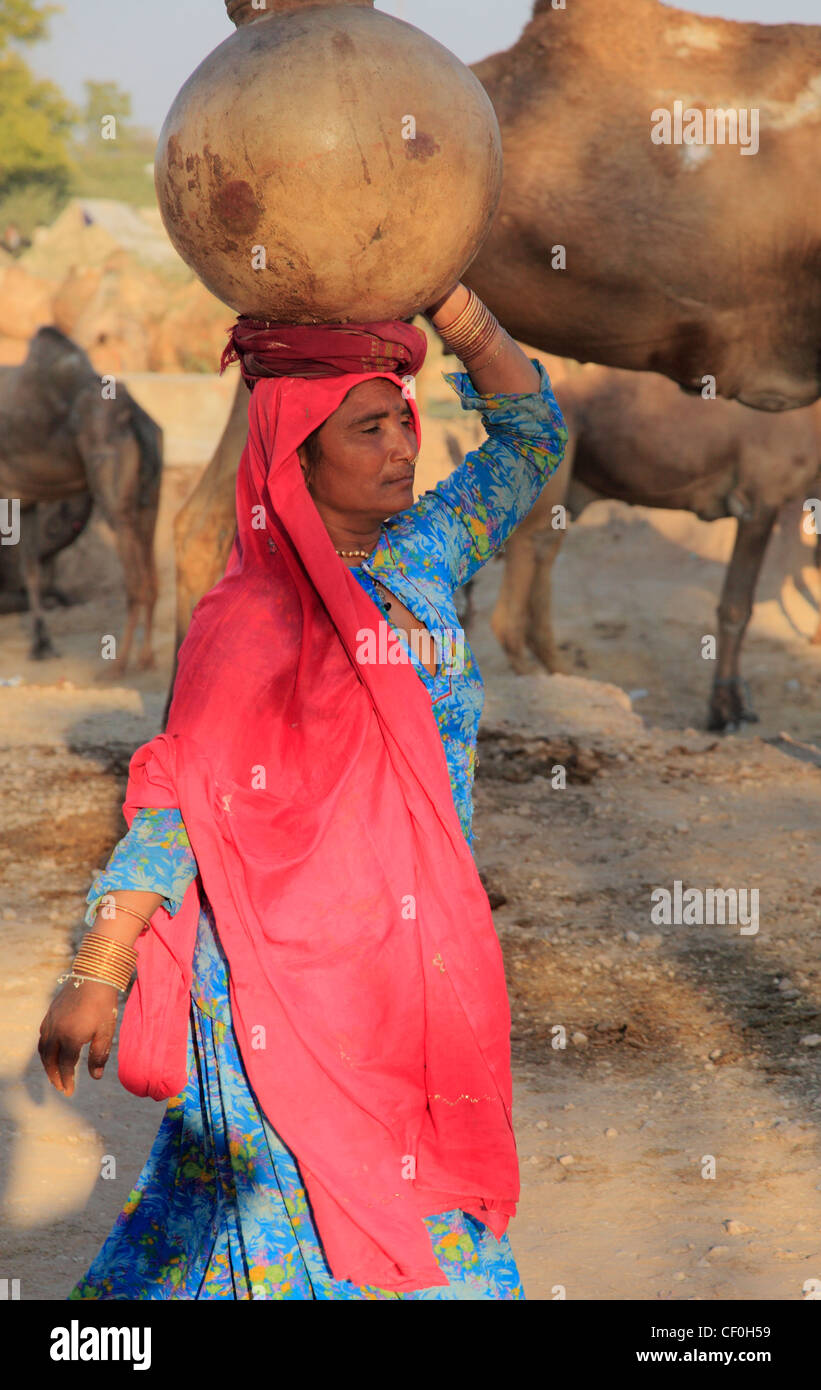 India, Rajasthan, Nagaur, Fair, woman, carrying water Stock Photo - Alamy