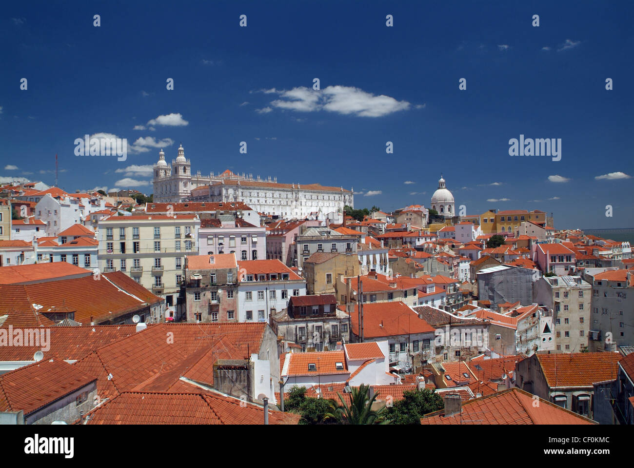 Casas de alfama hi-res stock photography and images - Alamy