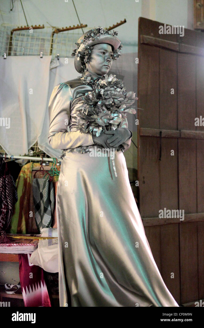 Human statue performance hi-res stock photography and images - Alamy