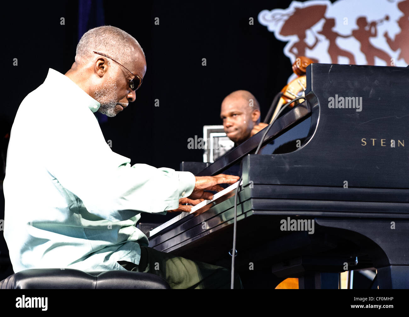 Ahmad Jamal with James Cammack on bass, Manolo Badrena on percussion ...