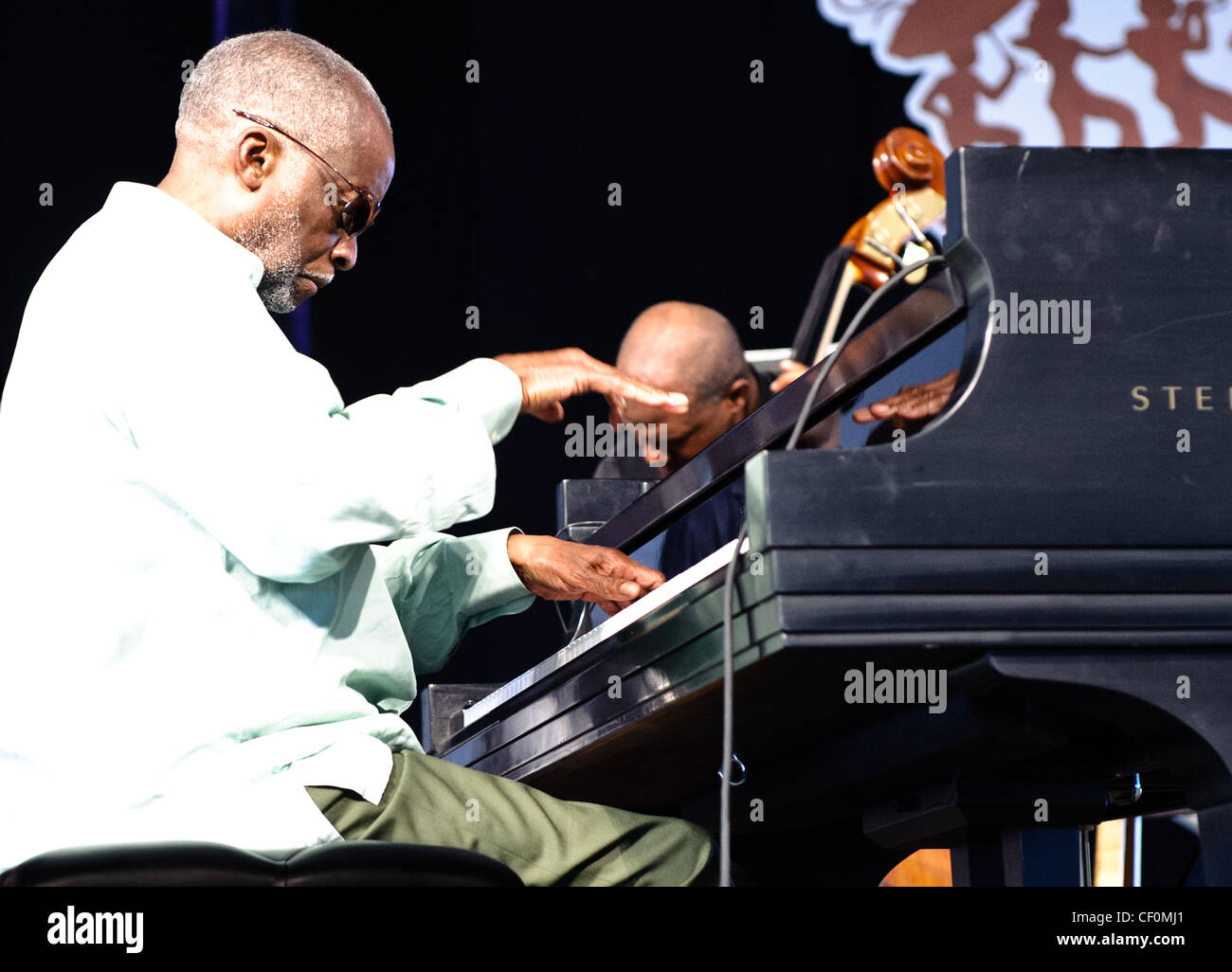 Ahmad Jamal with James Cammack on bass, Manolo Badrena on percussion ...