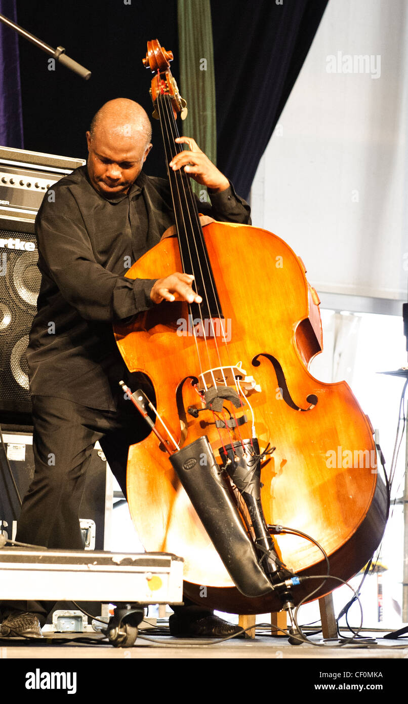 Ahmad Jamal with James Cammack on bass, Manolo Badrena on percussion ...