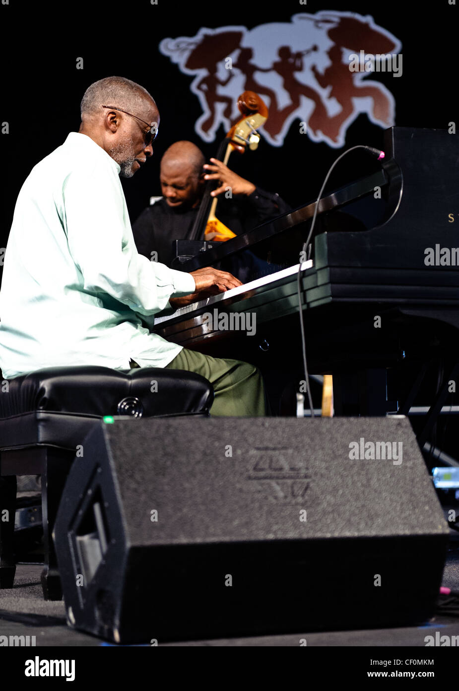 Ahmad Jamal with James Cammack on bass, Manolo Badrena on percussion ...