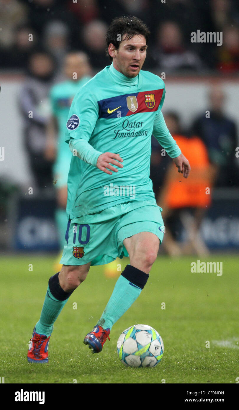 Lionel Messi controls the ball Stock Photo - Alamy