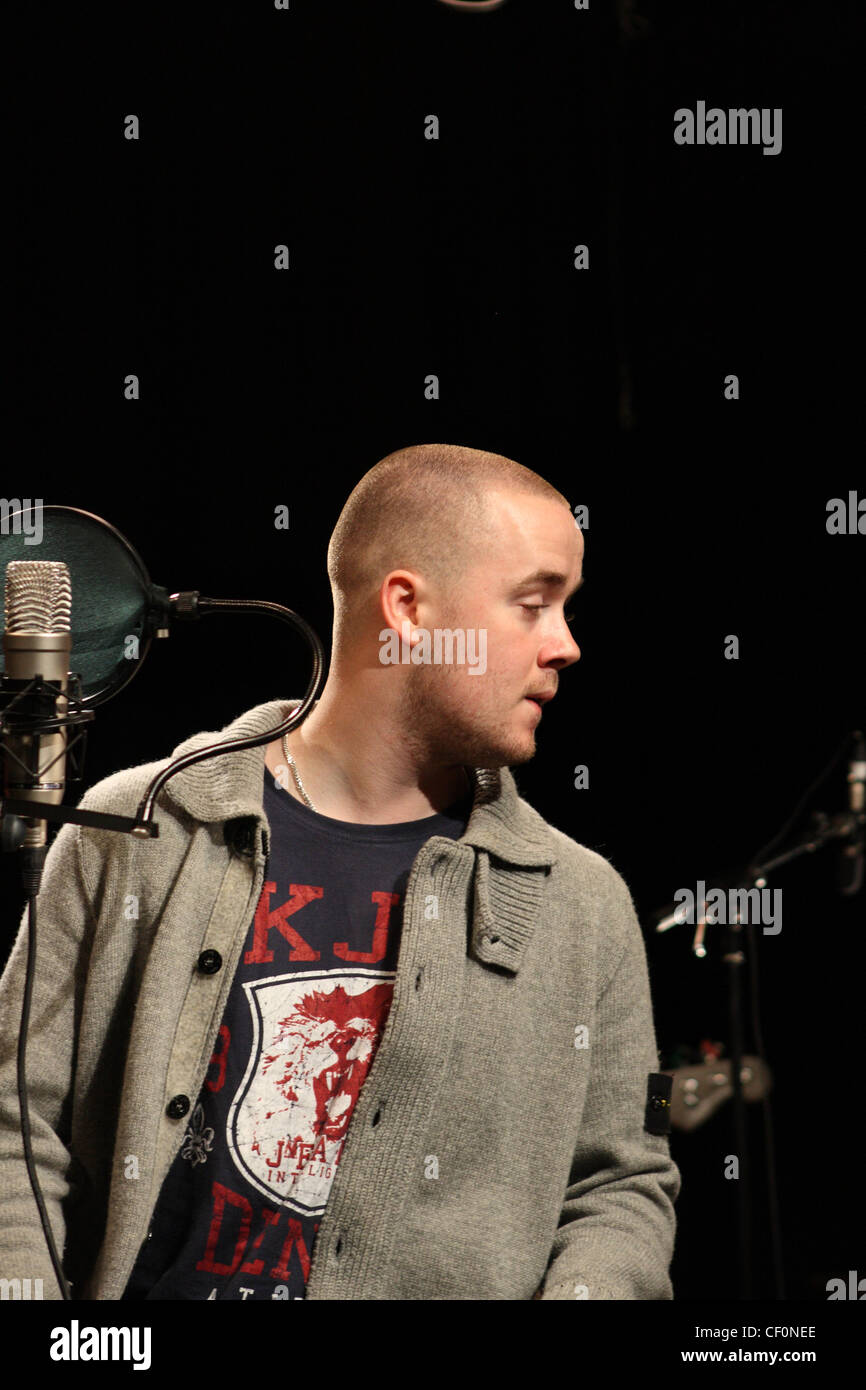 Singer, songwriter Maverick Sabre performs 'I need' for students at the ...