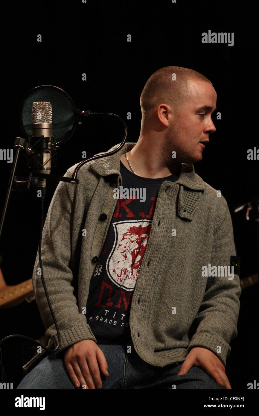Singer, songwriter Maverick Sabre performs 'I need' for students at the ...