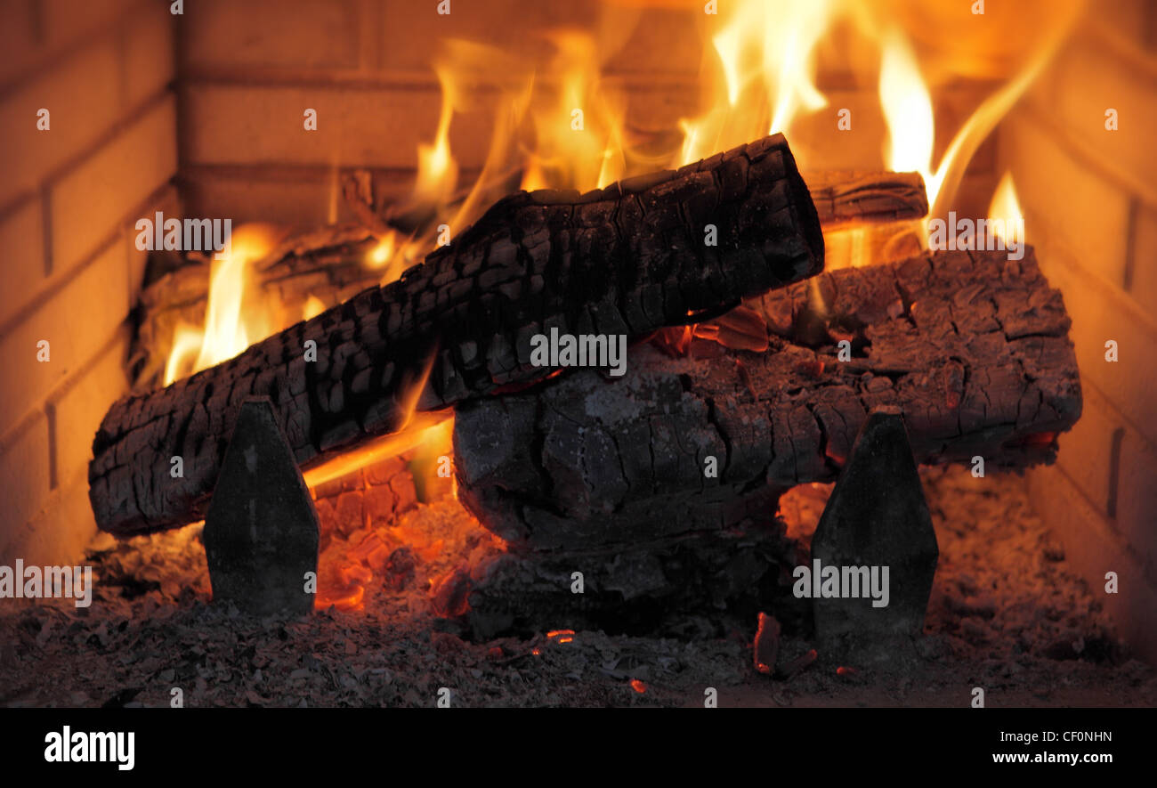 Photo of logs burning hi-res stock photography and images - Alamy