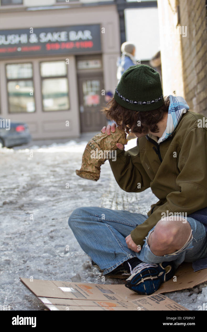 Alcoholic homeless man drinking in alleyway Stock Photo - Alamy
