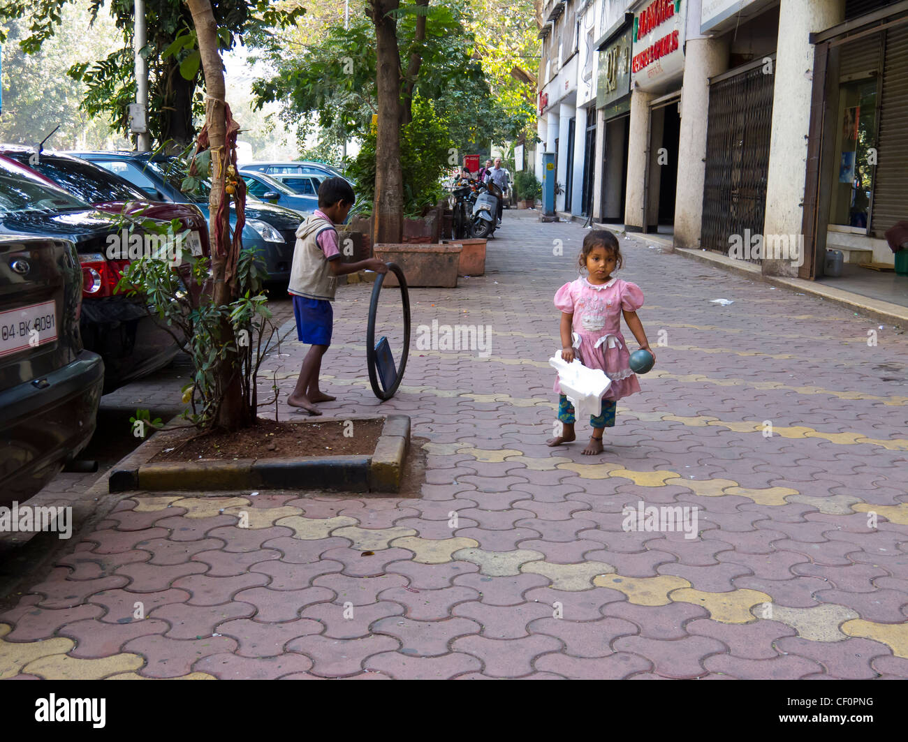 India ball children street hi-res stock photography and images - Alamy
