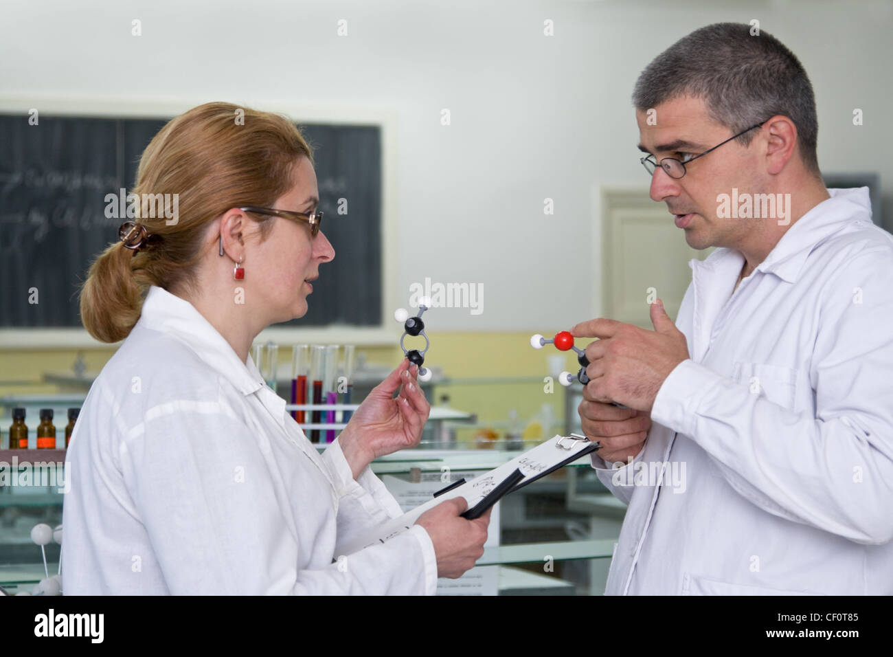 Researchers in a discussion hi-res stock photography and images - Alamy