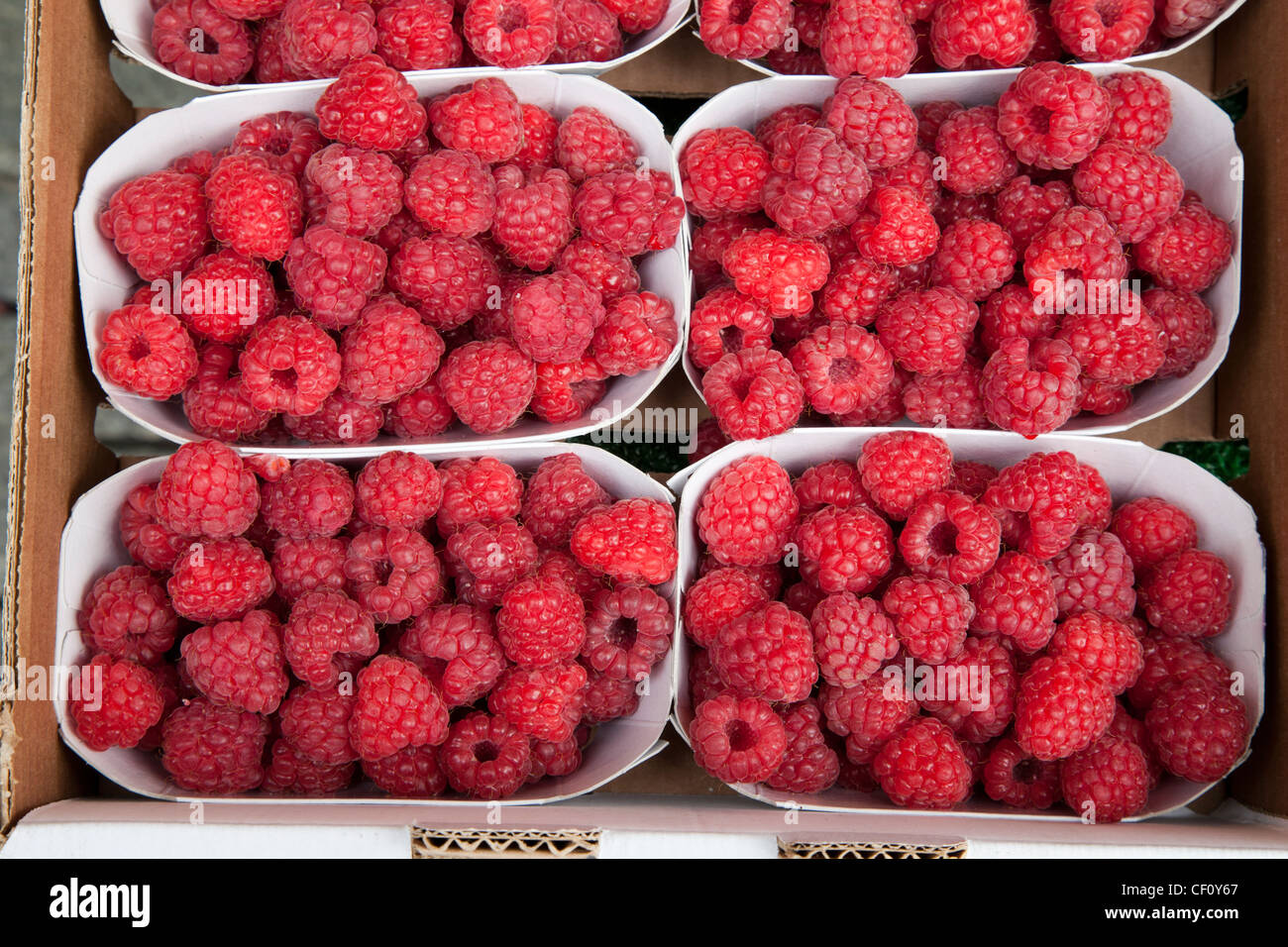 Baskets of raspberries at a market stall Stock Photo - Alamy