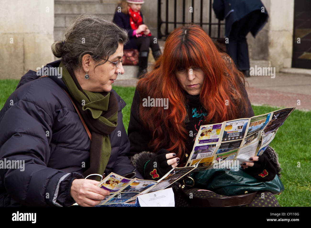 2 female tourists reading maps in London Stock Photo - Alamy