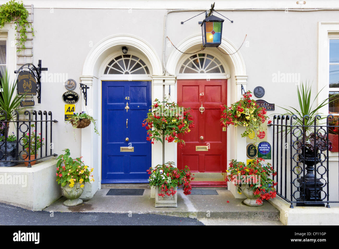 Cottage facade hi-res stock photography and images - Alamy