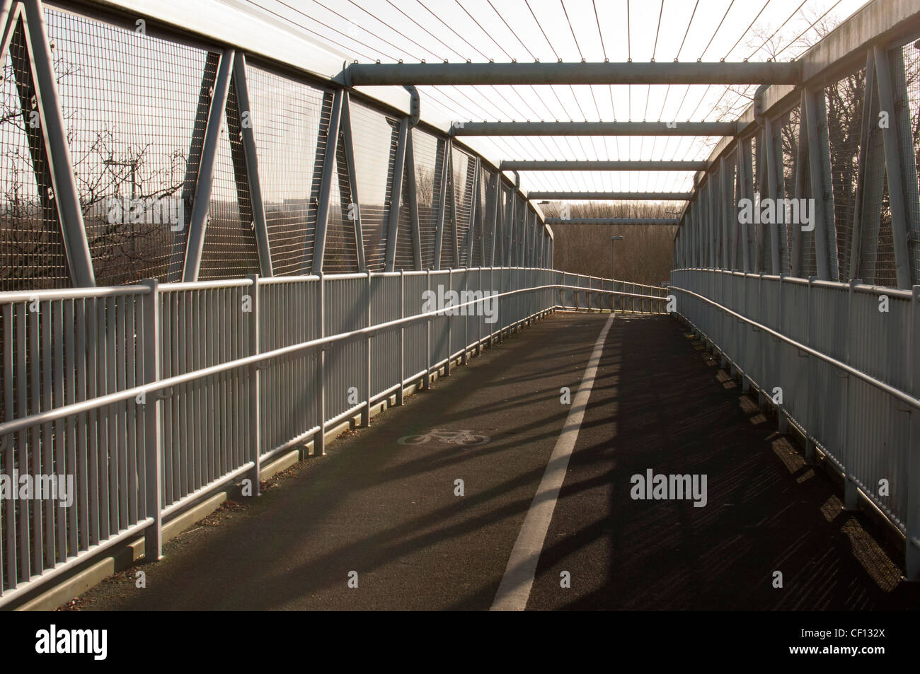 Footbridge over road hi-res stock photography and images - Alamy
