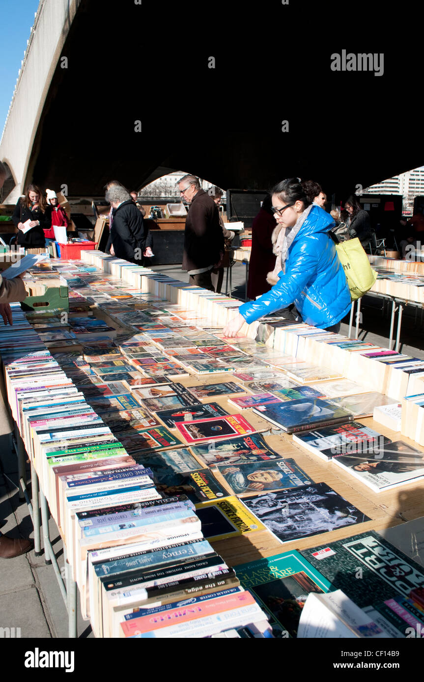 Secondhand bookstall hi-res stock photography and images - Alamy