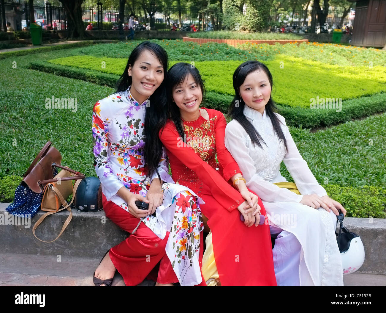 Three college student girls with Ao Daï dress, Hanoi, Vietnam Stock ...