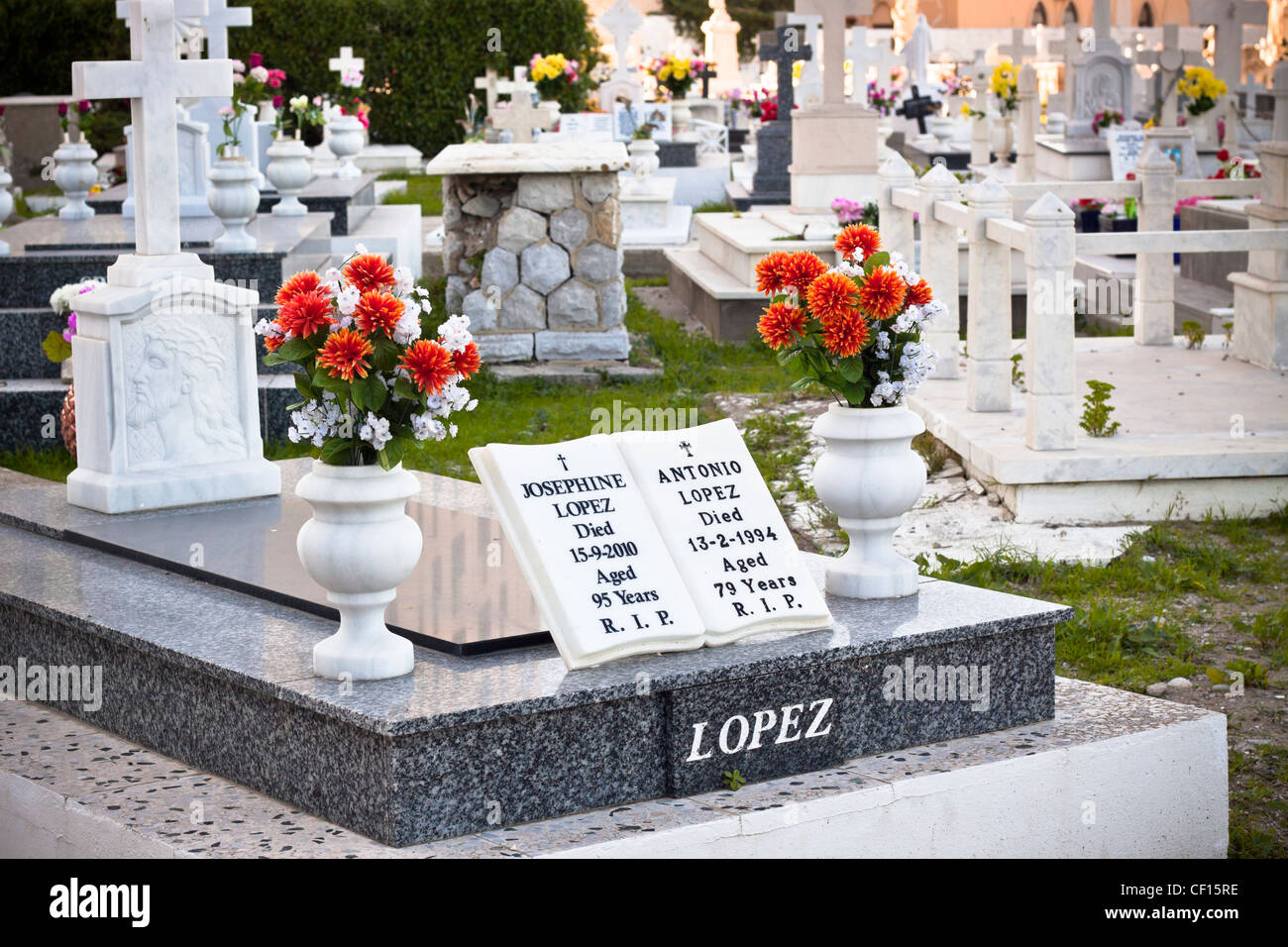 Photo of grave in Gibraltar cemetery Stock Photo - Alamy