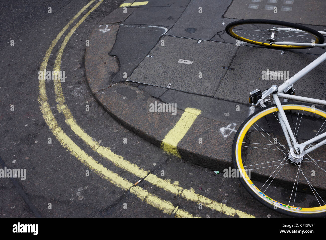 Double yellow lines pavement kerb hi-res stock photography and images ...