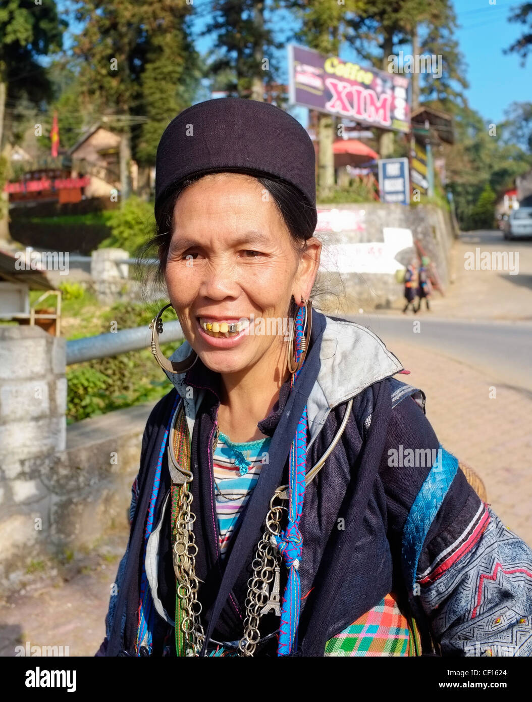 Smiling Black Hmong woman portrait, Sapa, Vietnam Stock Photo - Alamy