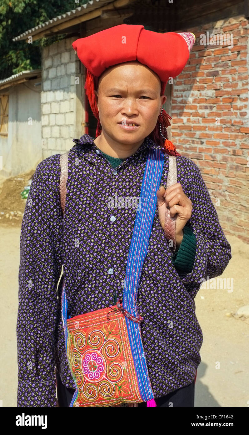 Red Dao Hmong woman portrait, Sapa, Vietnam Stock Photo - Alamy