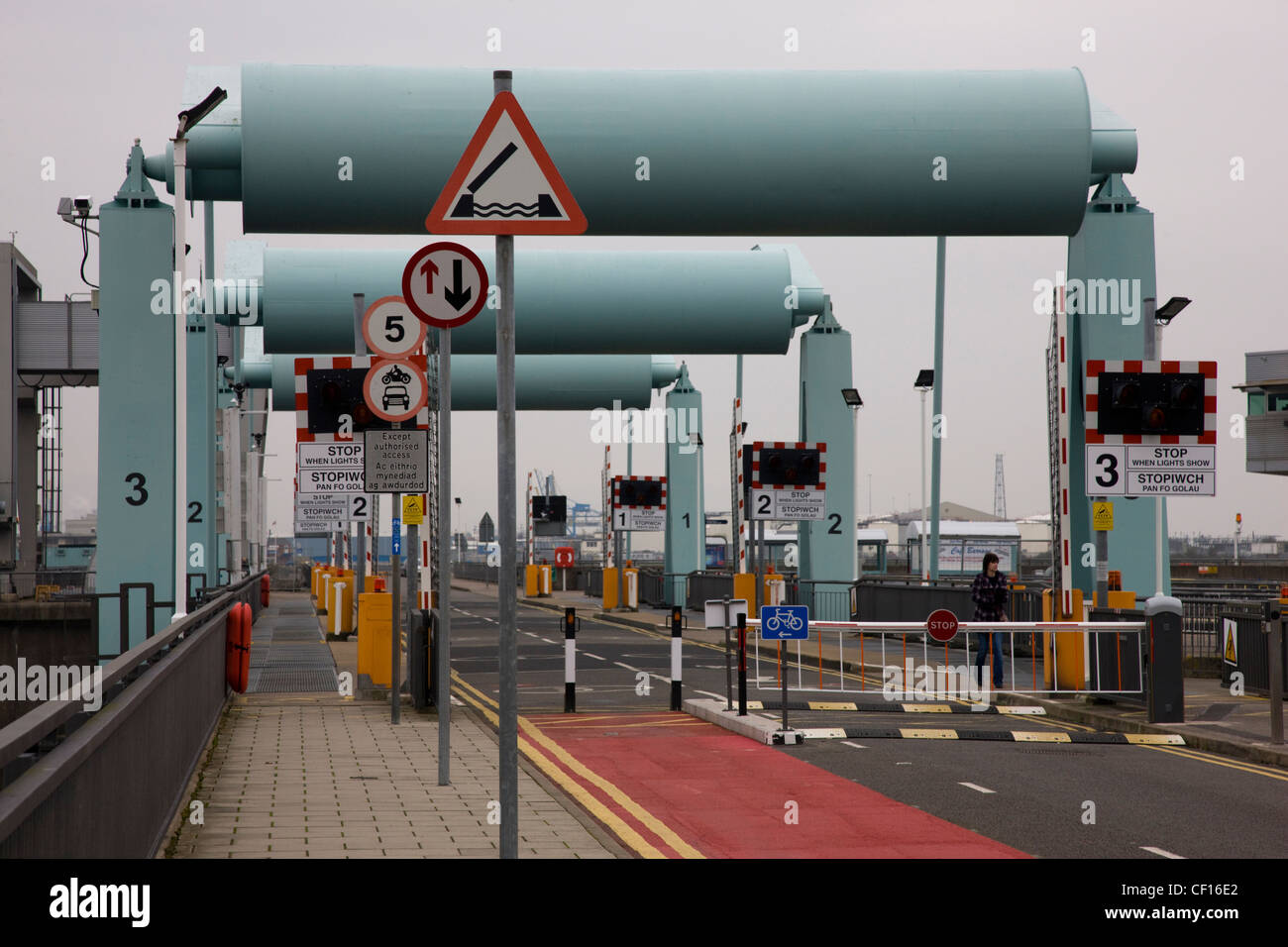 Bridge across Cardiff Bay Stock Photo - Alamy