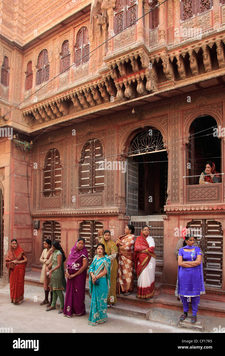 India, Rajasthan, Bikaner, Old City, women, haveli, traditional ...
