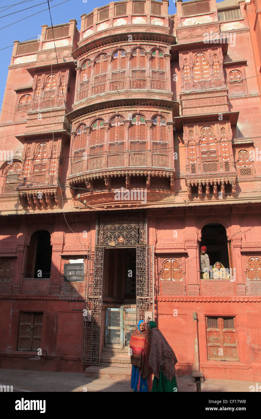 India, Rajasthan, Bikaner, Old City, street scene, traditional ...