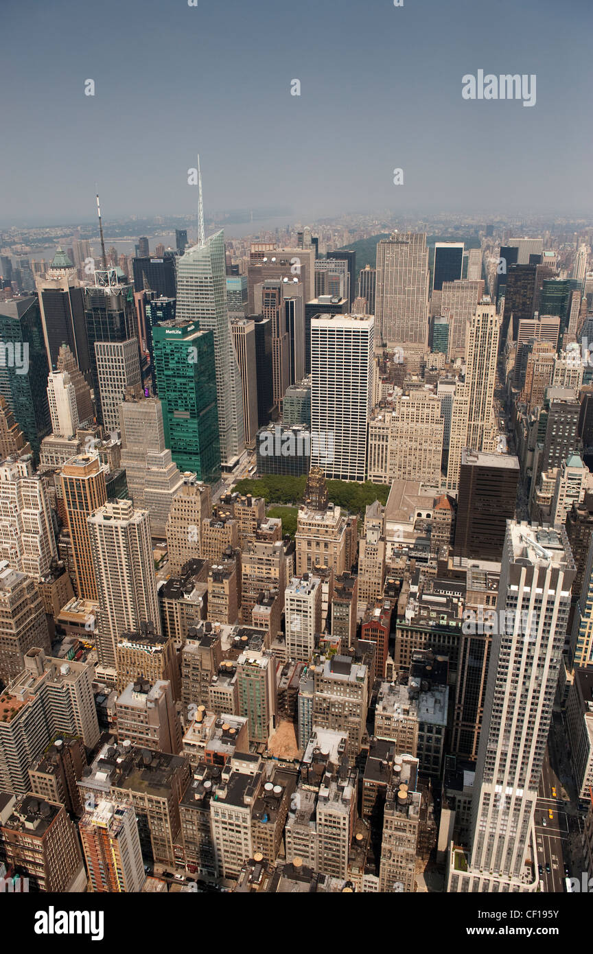 View over Manhatten Island from the Empire State Building. New York ...