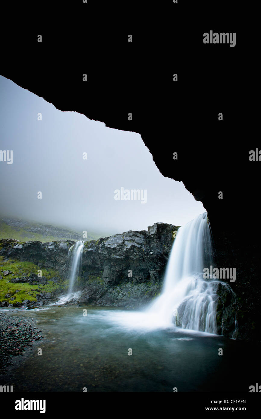 Water flowing over rock ledge hi-res stock photography and images - Alamy