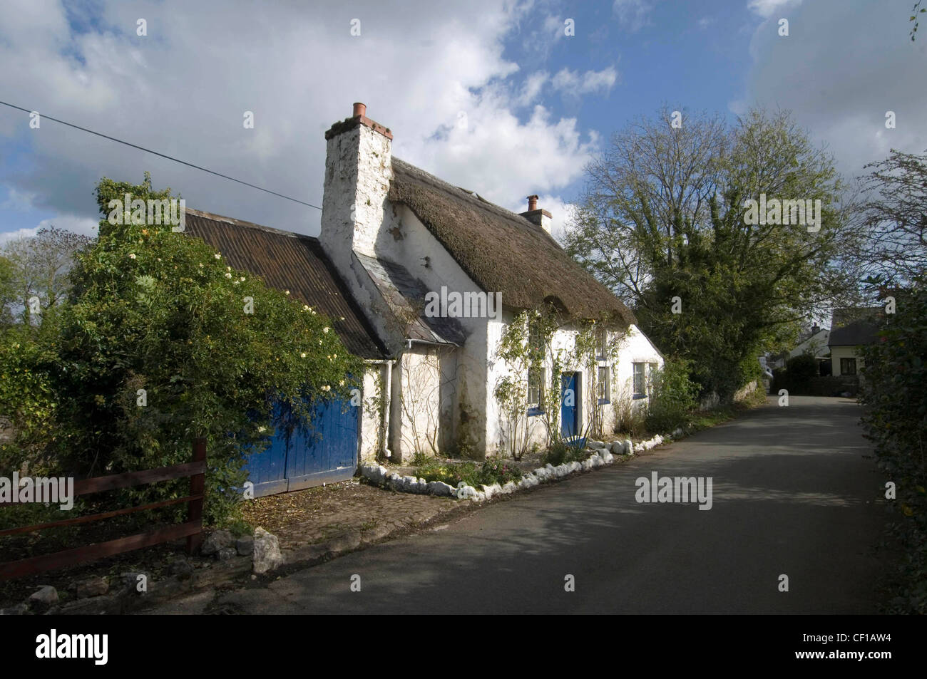 Welsh thatched roof cottage hi-res stock photography and images - Alamy
