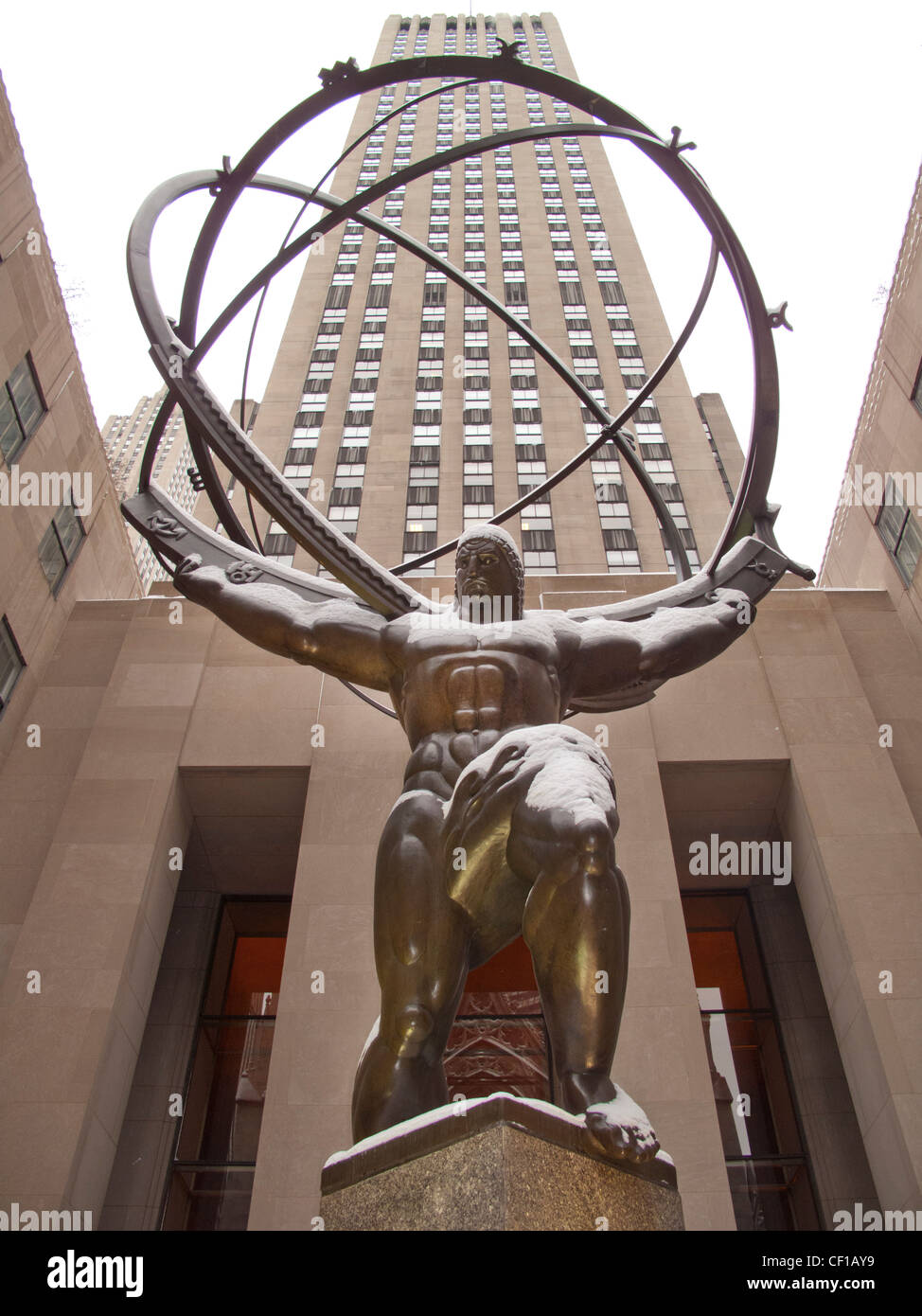 Atlas sculpture in Rockefeller Center in Manhattan NYC Stock Photo - Alamy